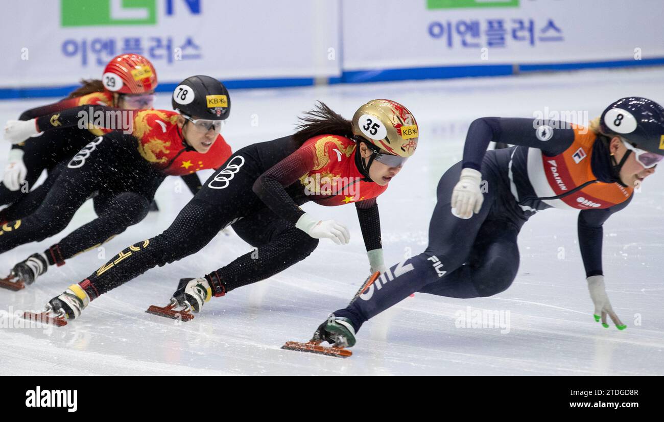Seoul, South Korea. 17th Dec, 2023. (R to L) Velzeboer Xandra (8) of ...