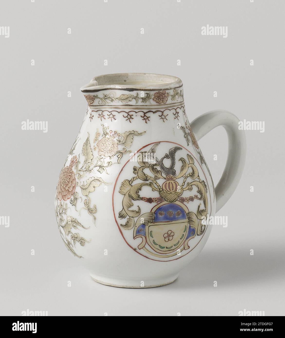 Pear-shaped milk jug with a coat of arms and flower scrolls, anonymous, c. 1725 - c. 1749 Pear ...