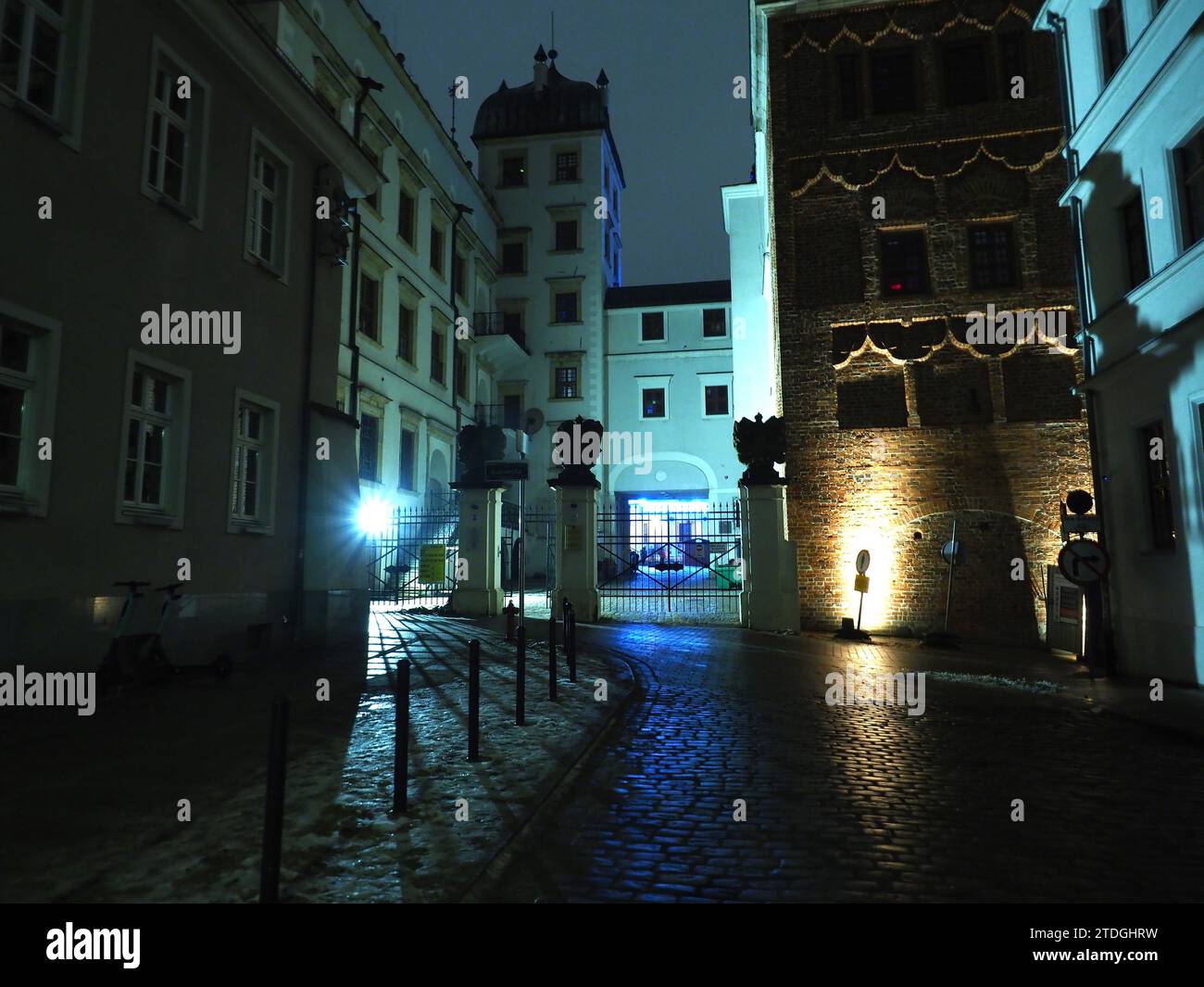 Night scene medieval castle hi-res stock photography and images - Alamy