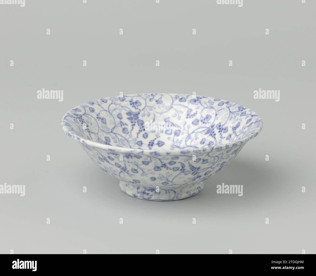 Kom, Petrus Regout, 1867 Come of earthenware, with blue continuous ...