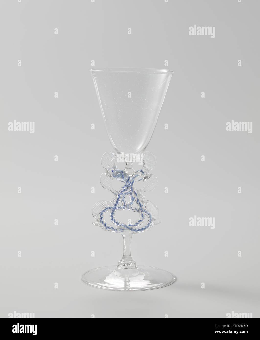 Wing glass, anonymous, c. 1650 - c. 1700 Wing glass on a flat base with ...