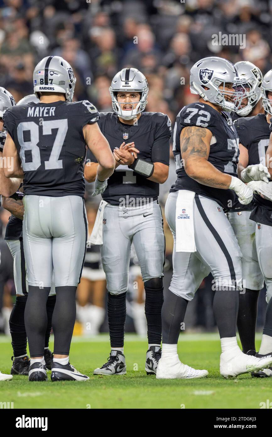 Las Vegas Raiders quarterback Aiden O'Connell (4) huddles with the offense against the Los ...