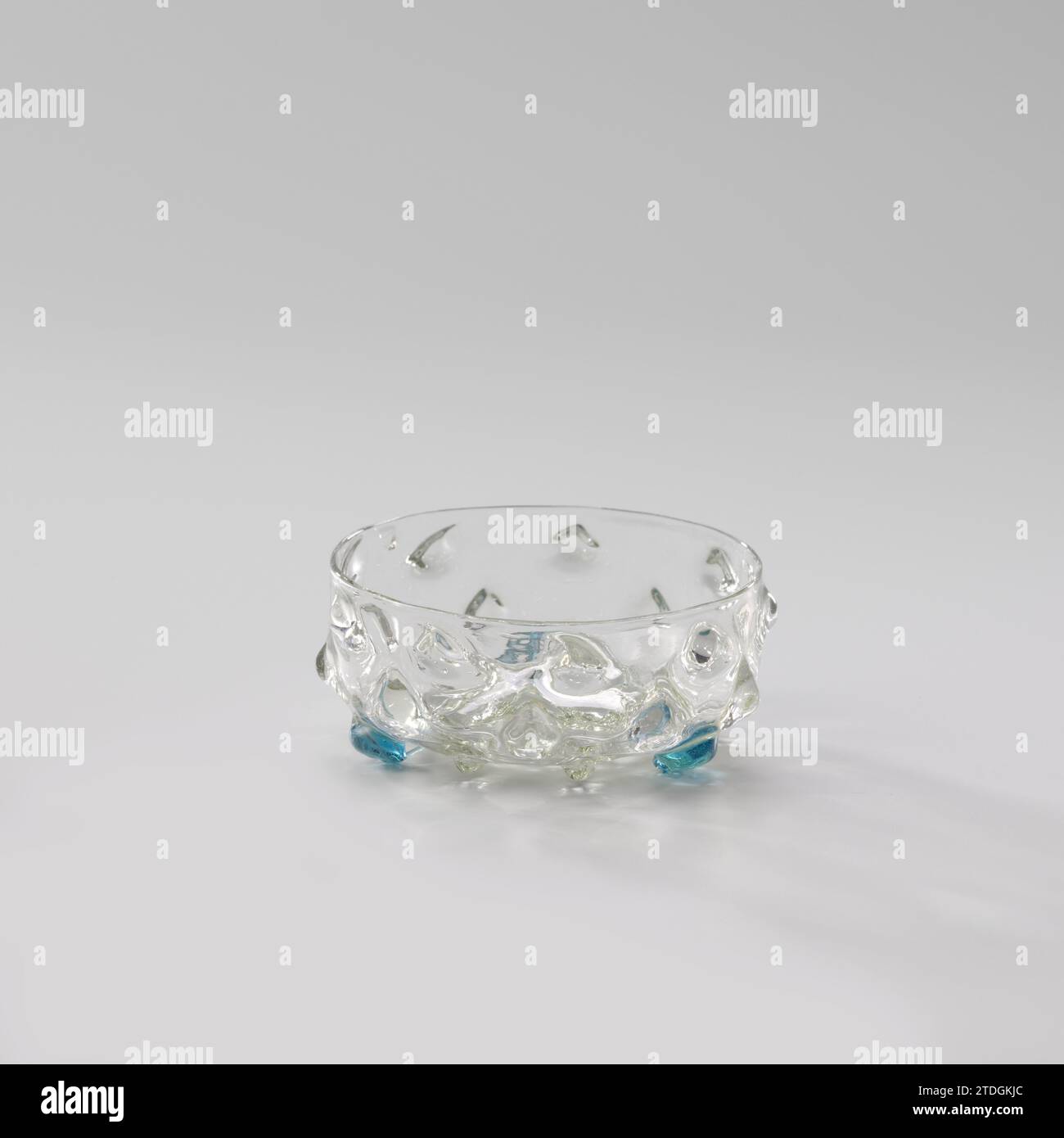 Lobble cup on legs, anonymous, c. 1600 - c. 1650 Small lump cup with ...