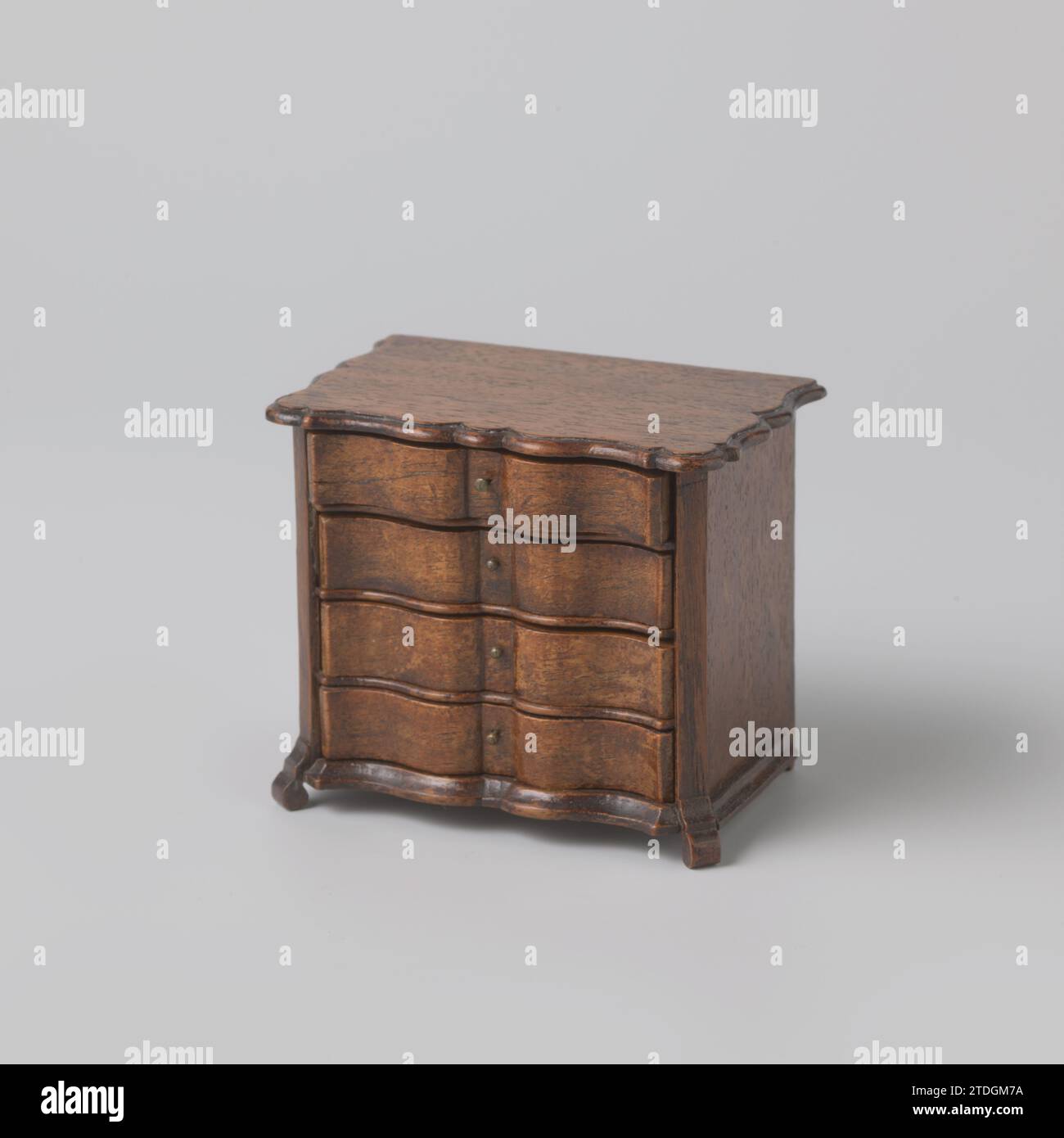 Commode, anonymous, 1750 - 1800 Commode in miniature of walnut with ...