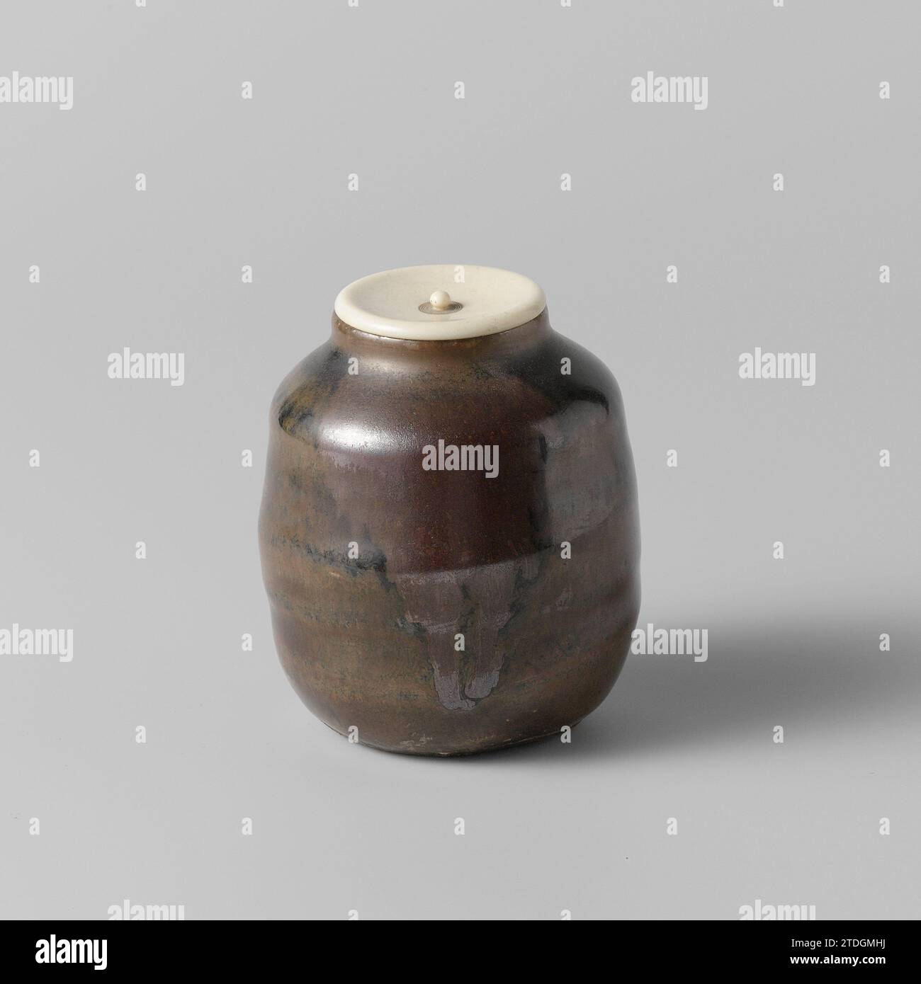 Tea caddy with a goldenbrown glaze, anonymous, c. 1600 - c. 1800 Dust bar or Chare with an ivory ...