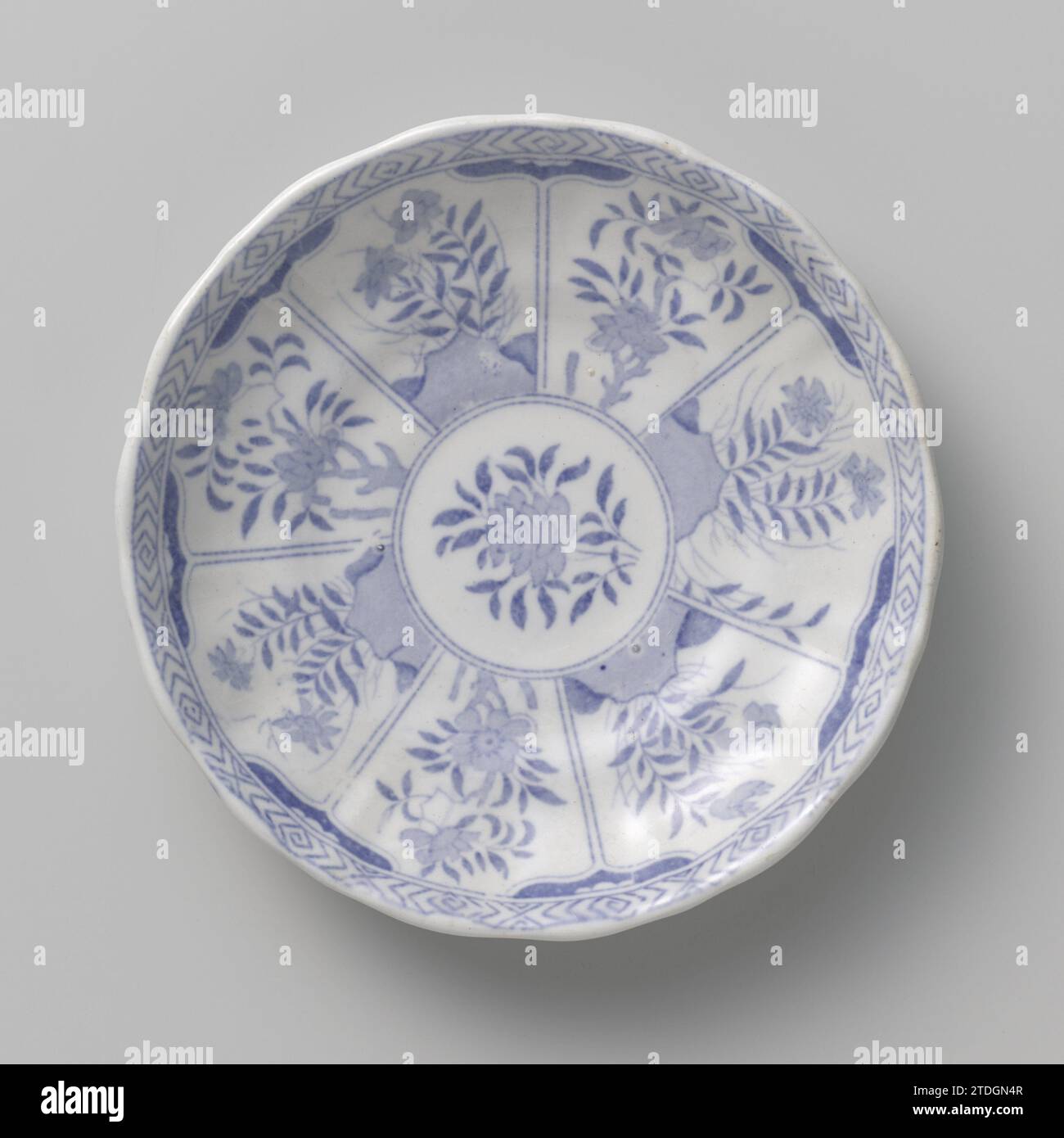 Dish with scalloped edge and courses with flowers, Peter Regout, c ...