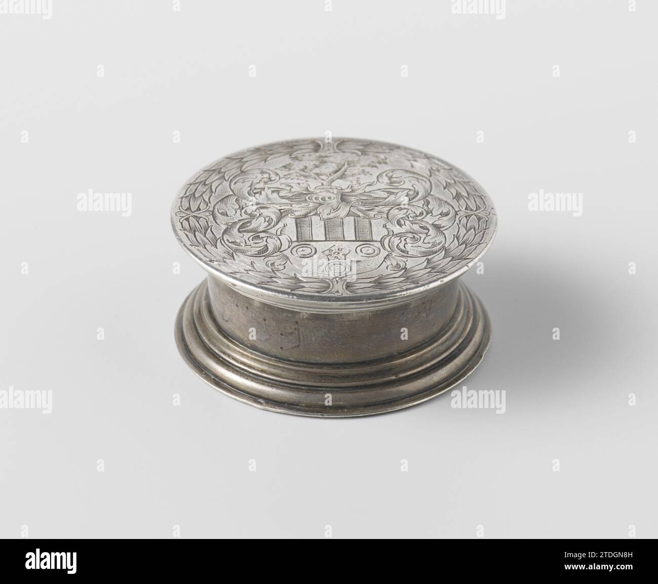 Silver round cachet box hi-res stock photography and images - Alamy