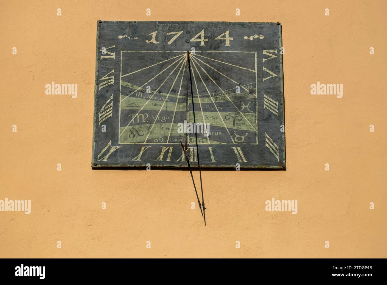 Sundial on house wall hi-res stock photography and images - Alamy