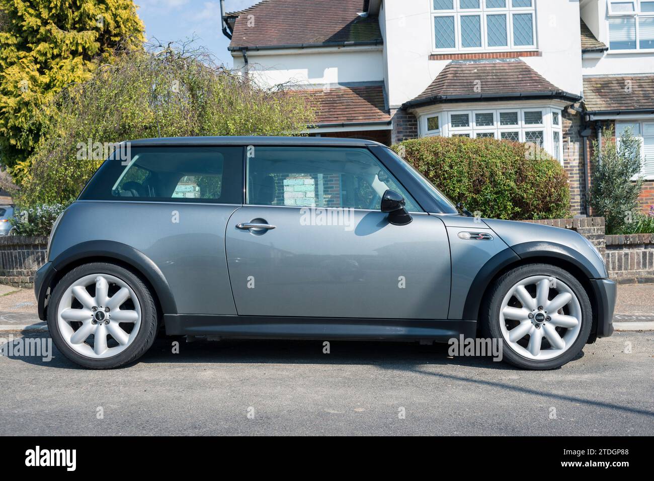 Bmw parked home hi-res stock photography and images - Alamy