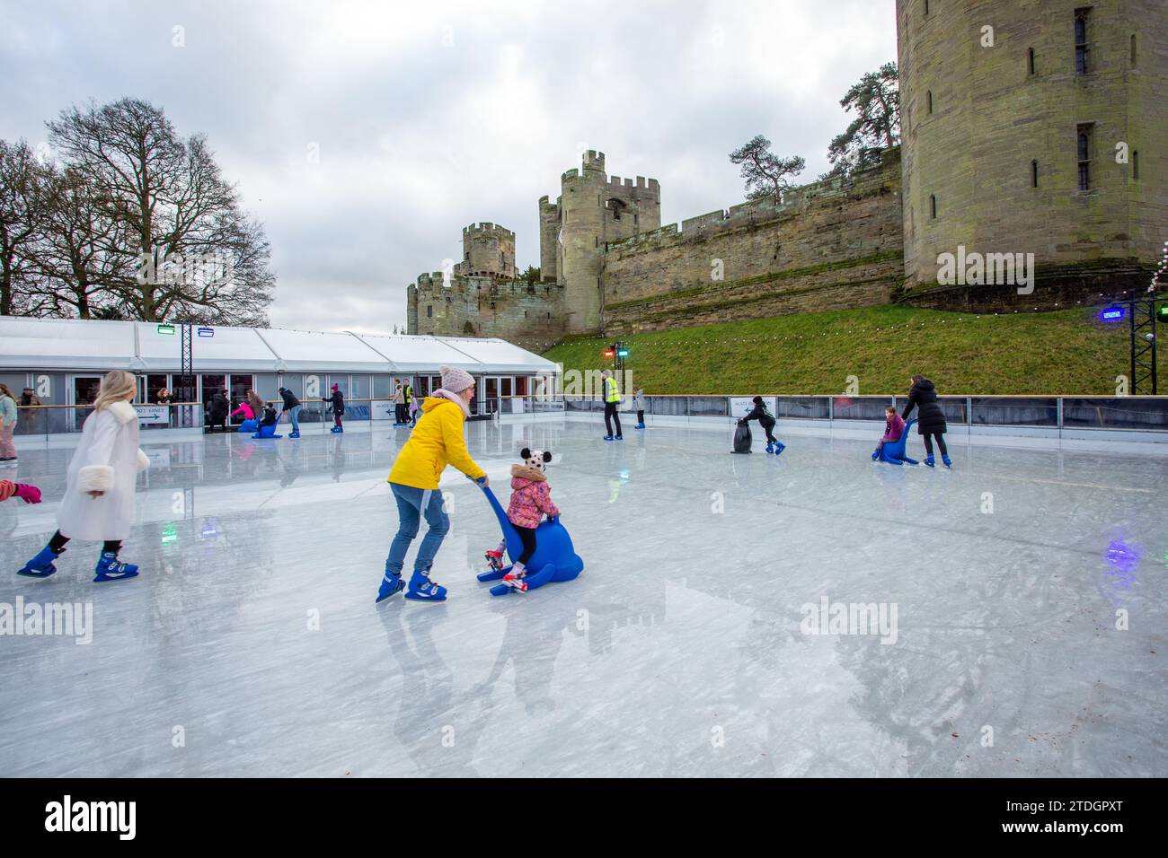 Familys skating hi-res stock photography and images - Alamy