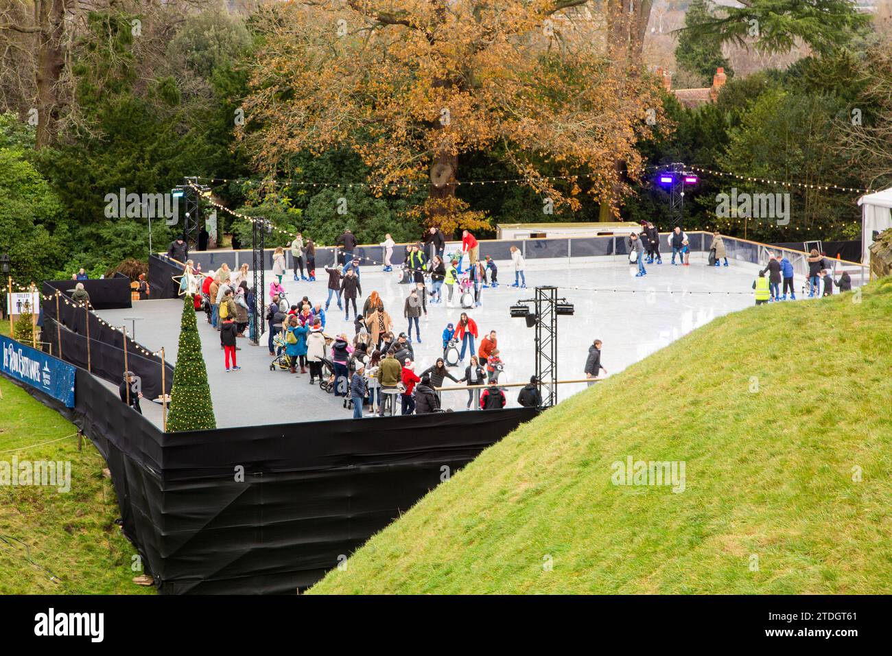 Familys skating hi-res stock photography and images - Alamy