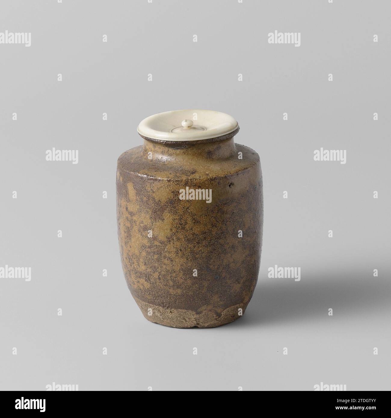 Tea caddy with a light brown glaze, anonymous, anonymous, c. 1600 - c. 1799 Dust bar or Chare of ...