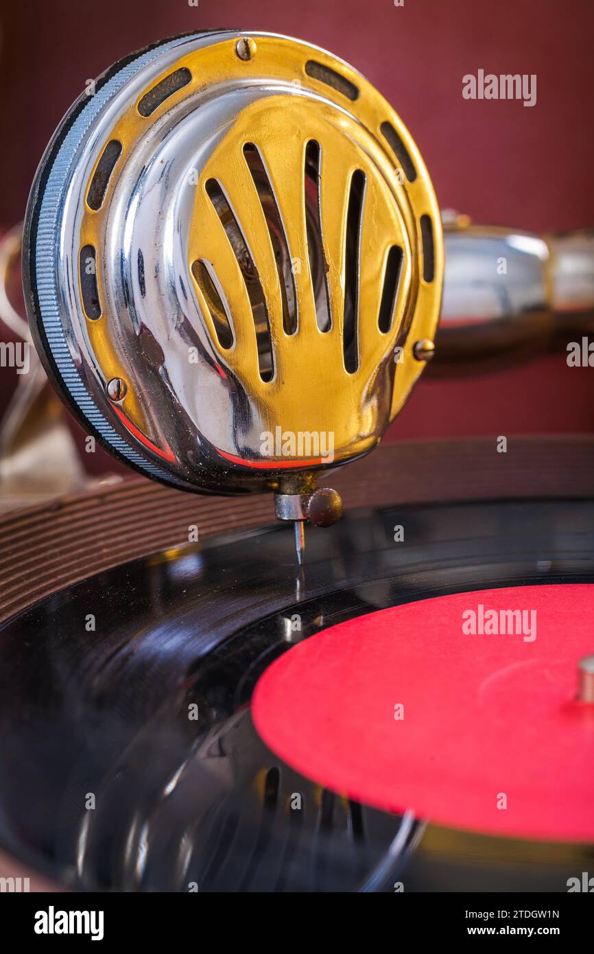 Gromophone speaker on vinyl disc close up Stock Photo - Alamy