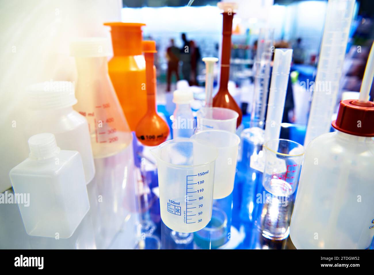 Pharmacy shelf glass bottles hi-res stock photography and images - Alamy