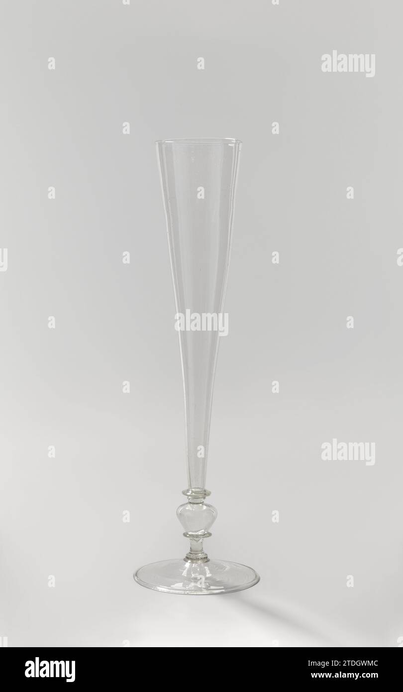 Flute, anonymous, c. 1600 - c. 1700 Flat base with turned around. The ...