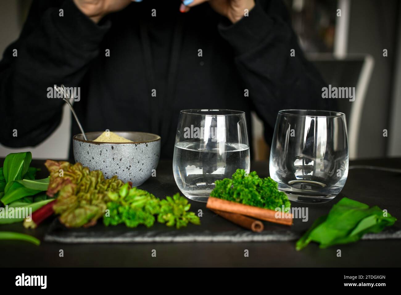 Making healthy green cocktail, in the kitchen Stock Photo - Alamy