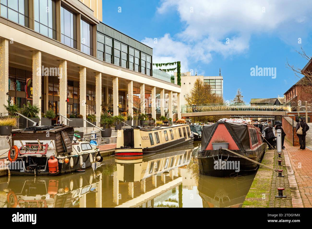 Canal narrowboats on the Oxford canal as it passes through Banbury ...