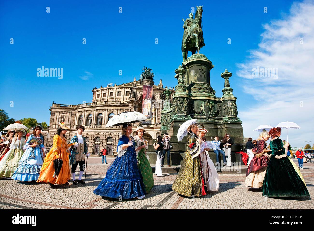 Baroque performers on Dresden's theatre square in front of the ...