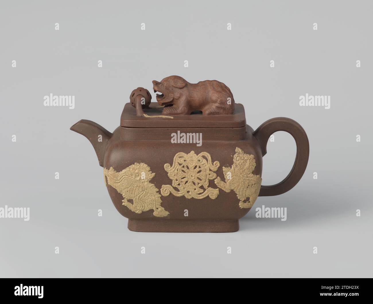 Square teapot with shishi in relief, anonymous, c. 1775 - c. 1799 ...