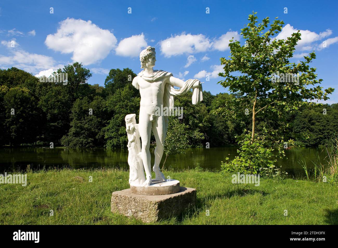 Statue apollo in garden hi-res stock photography and images - Alamy