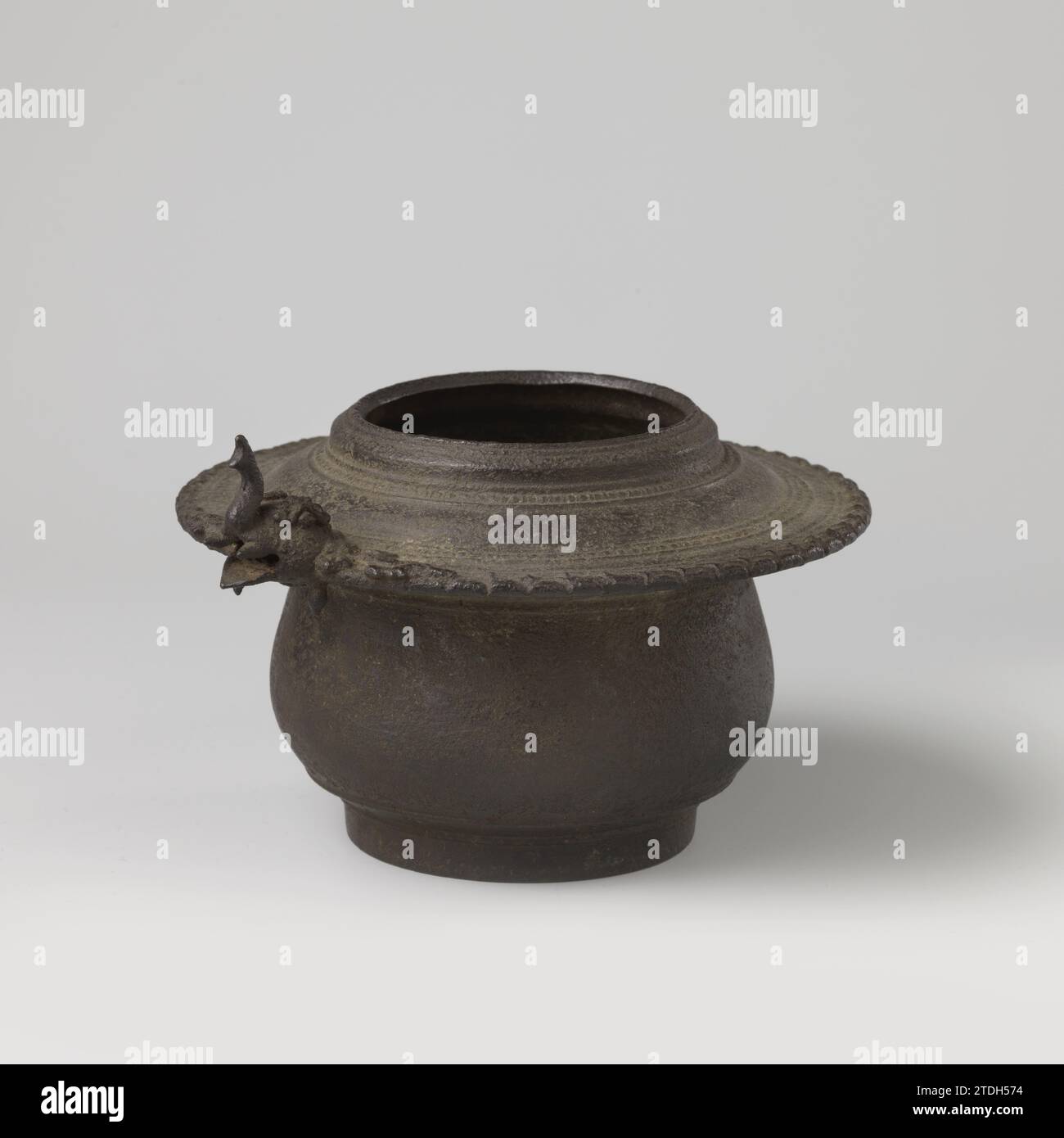 Watervat, anonymous, 1300 - 1600 Water vessel with wide collar, and ...