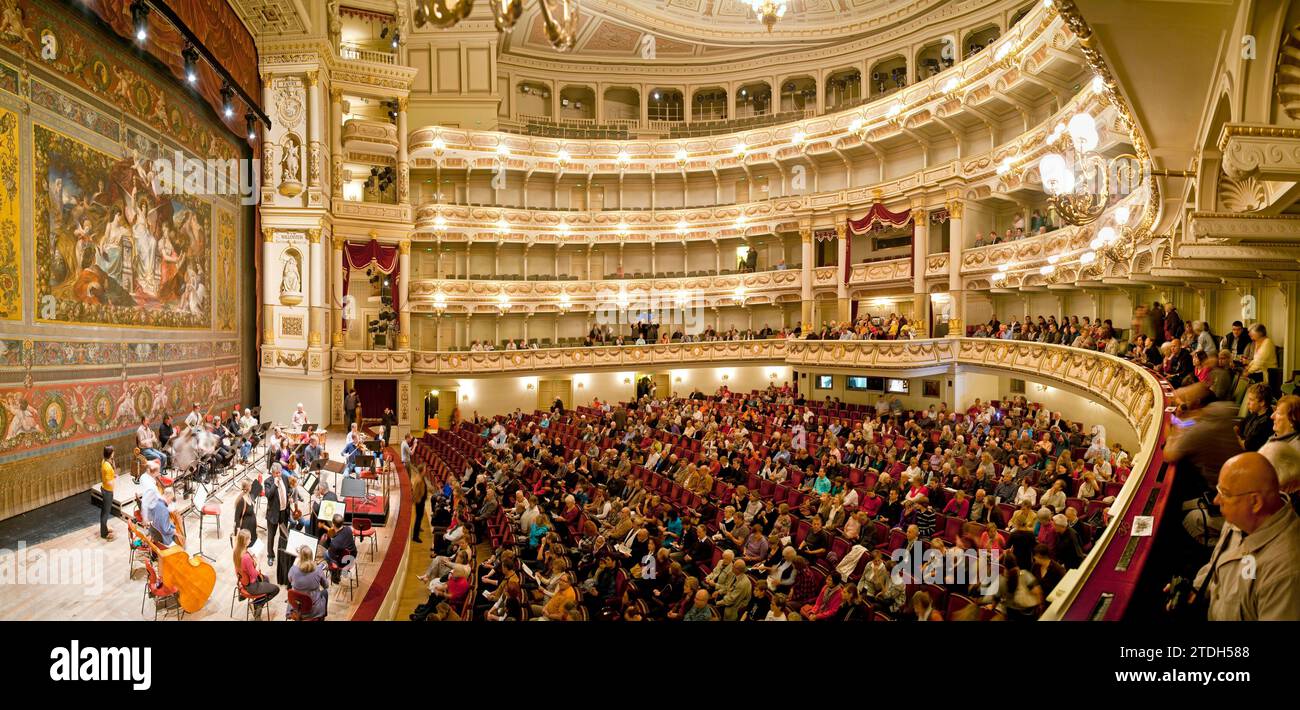 Semper two hi-res stock photography and images - Alamy