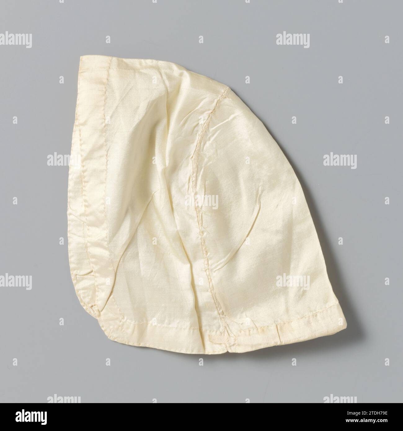 Lower hat from cream silk, anonymous A silk hat, belonging to a Baby ...