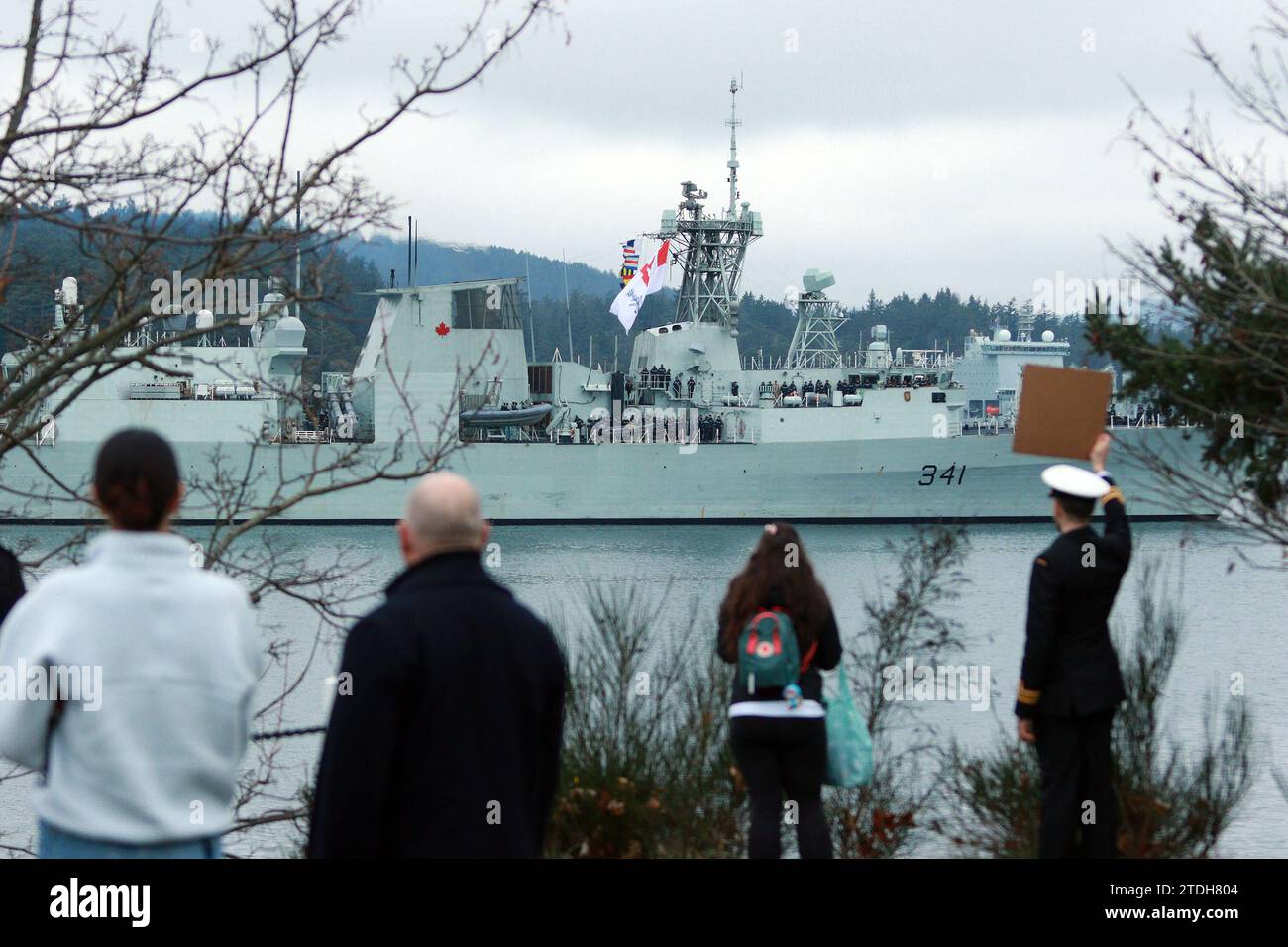 Esquimalt, Canada. 18th Dec, 2023. A crew aboard the HMCS Ottawa sails ...