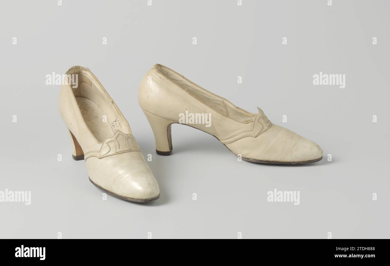 Ladies shoe of cream -colored leather with raised valve on the instef ...