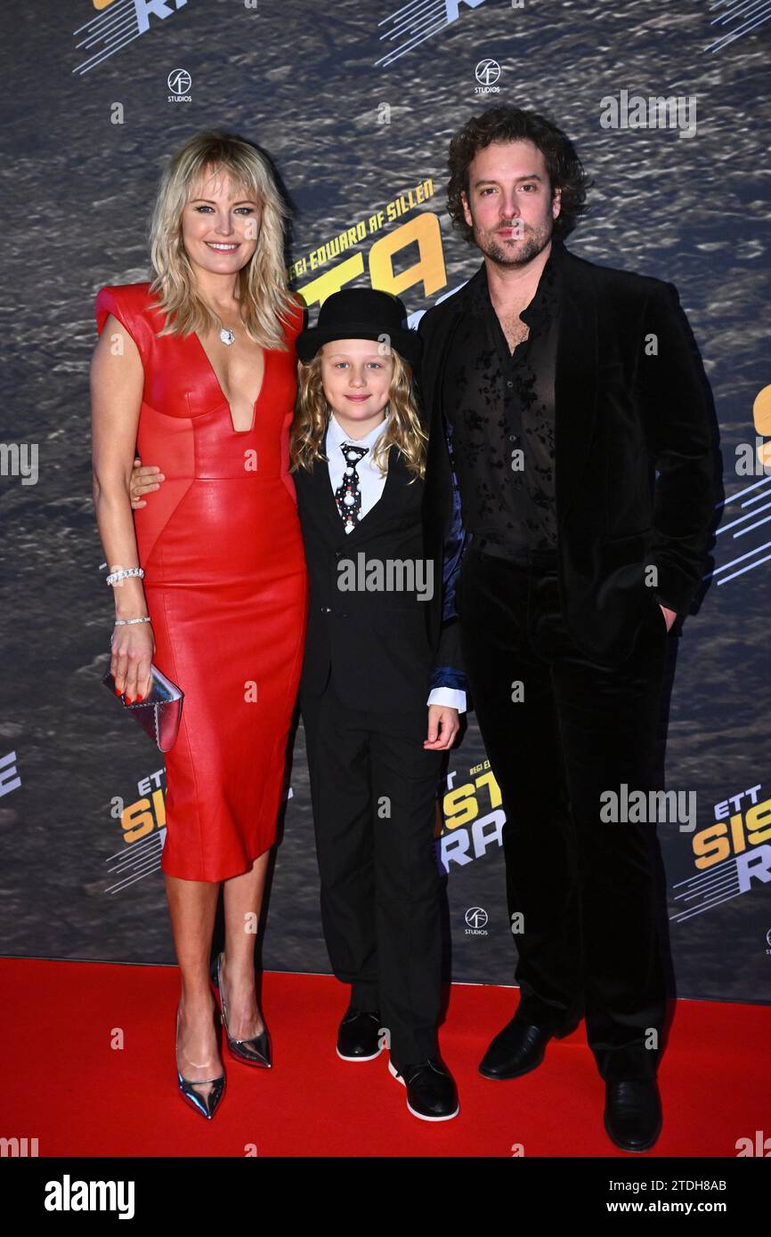 Malin Åkerman and Jack Donnelly with son Sebastian Zincone arrive at ...