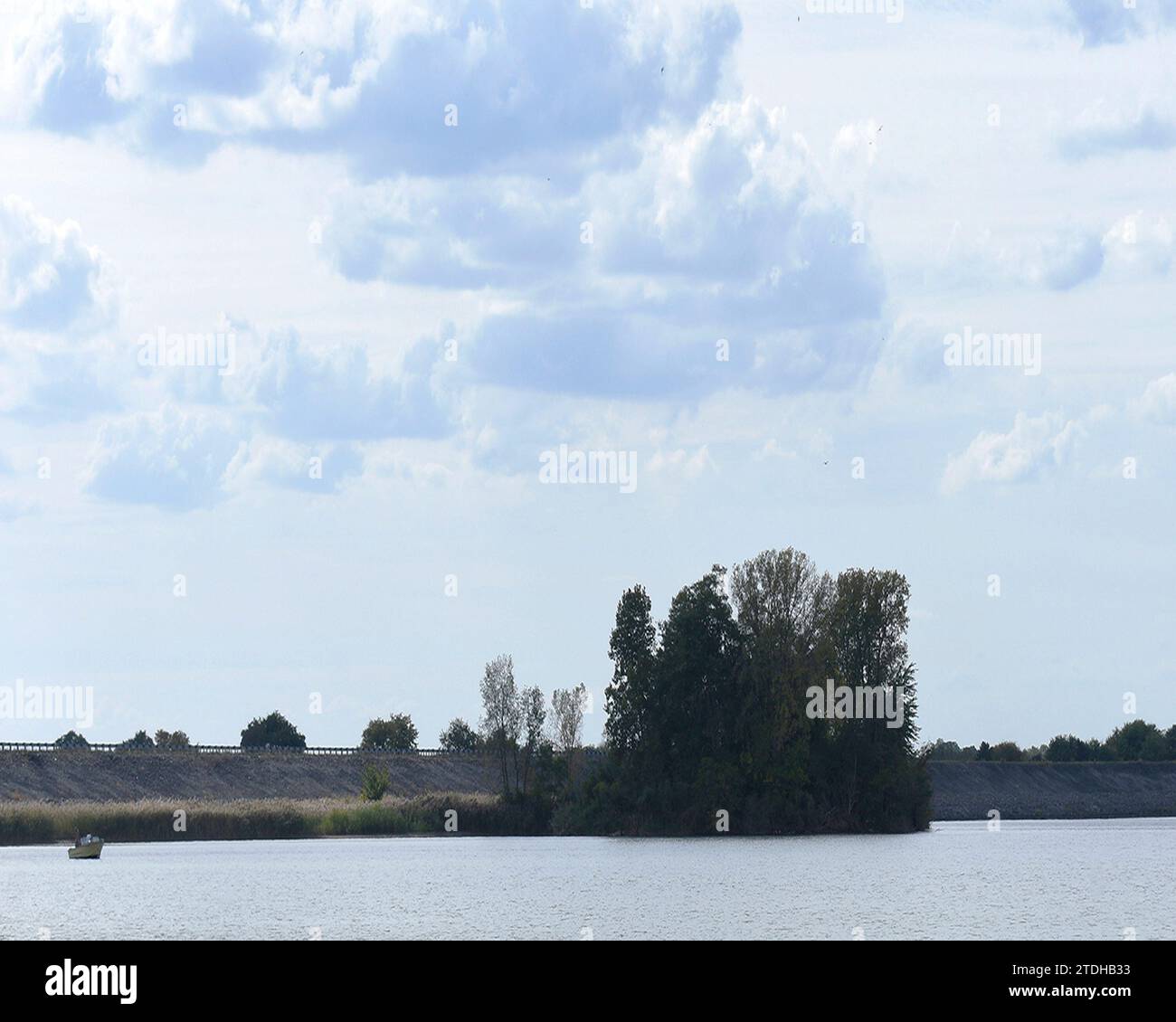 Lakeshore path hi-res stock photography and images - Alamy