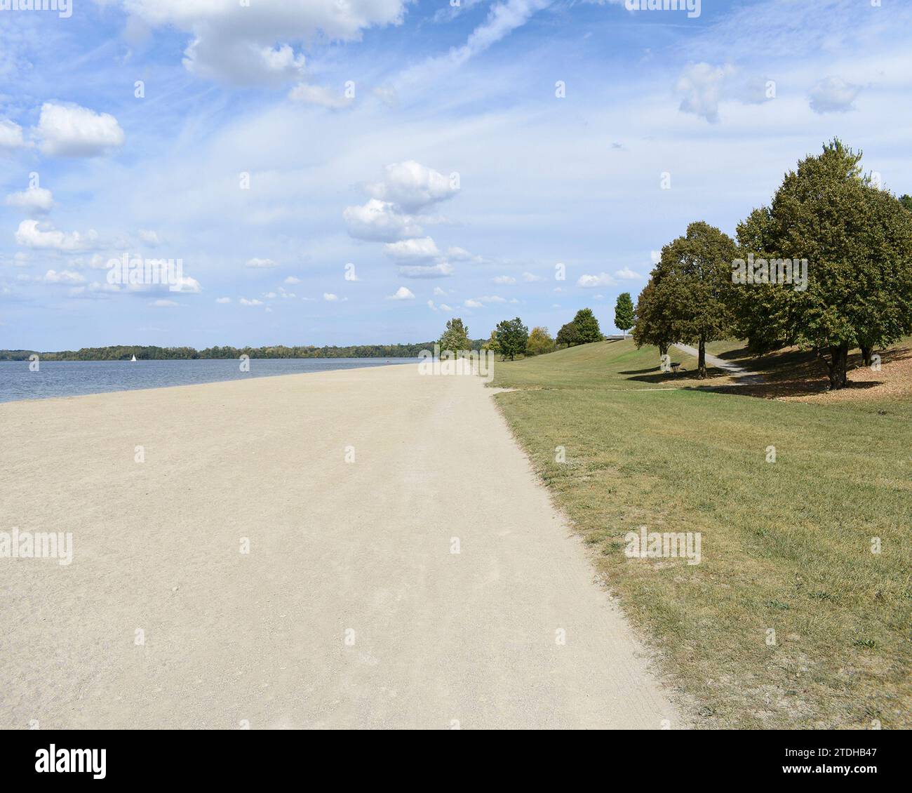 Lakeshore path hi-res stock photography and images - Alamy