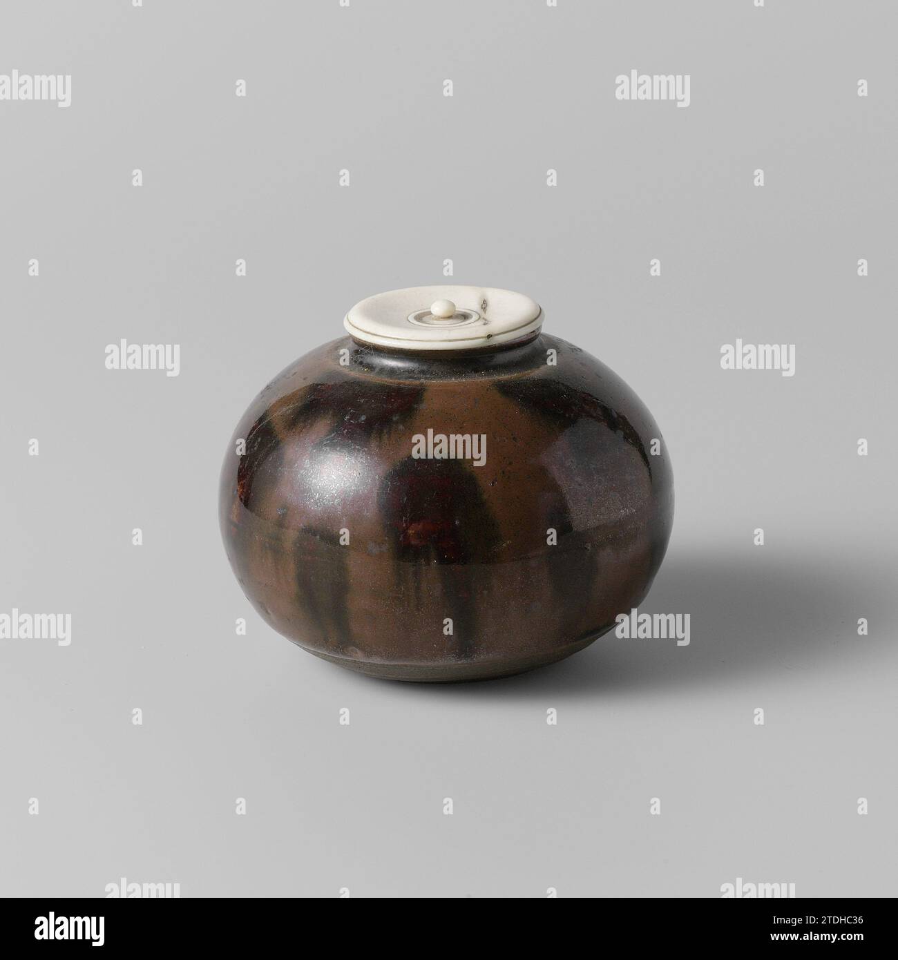 Tea caddy with a goldenbrown glaze, anonymous, anonymous, c. 1600 - c. 1800 Dust bar or Chare of ...