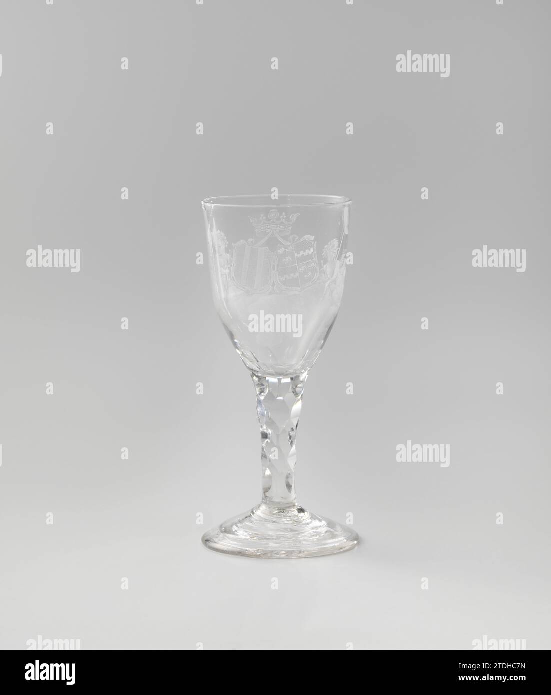 Chalice glass with an alliance weapon worn by two putti, anonymous, c ...