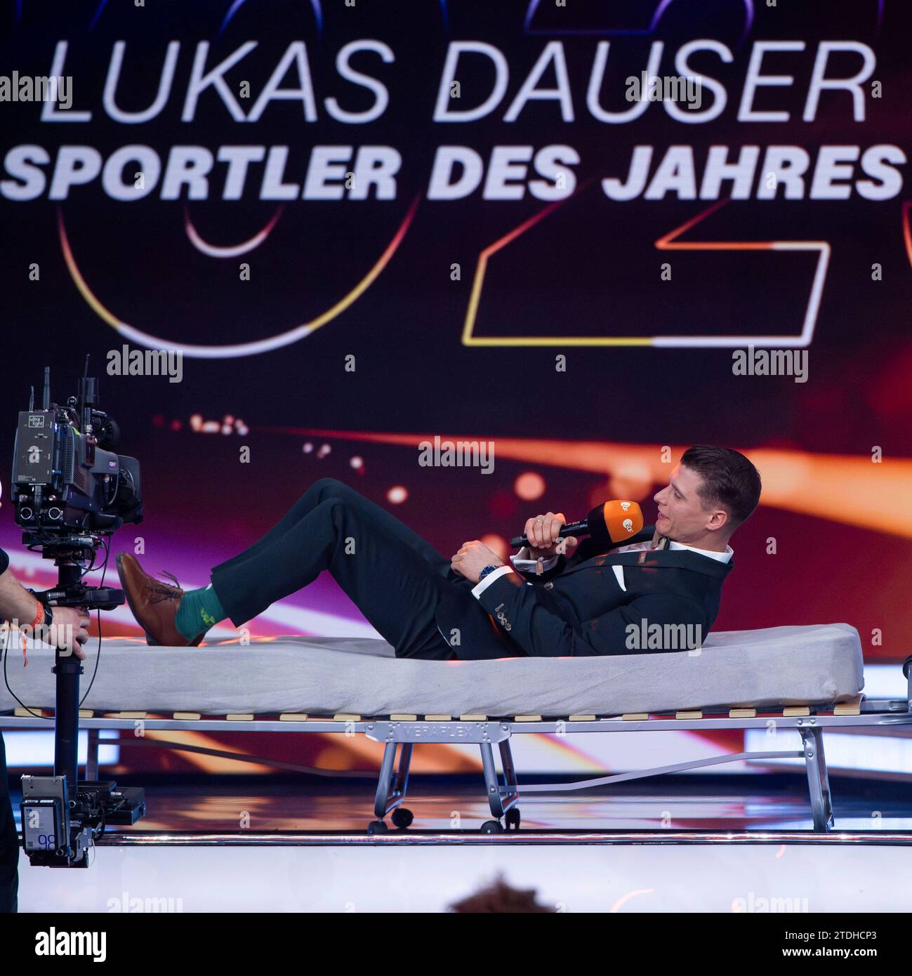 Lukas Dauser (Turnen) demonstriert im Bett wie er aufsteht, GER ...
