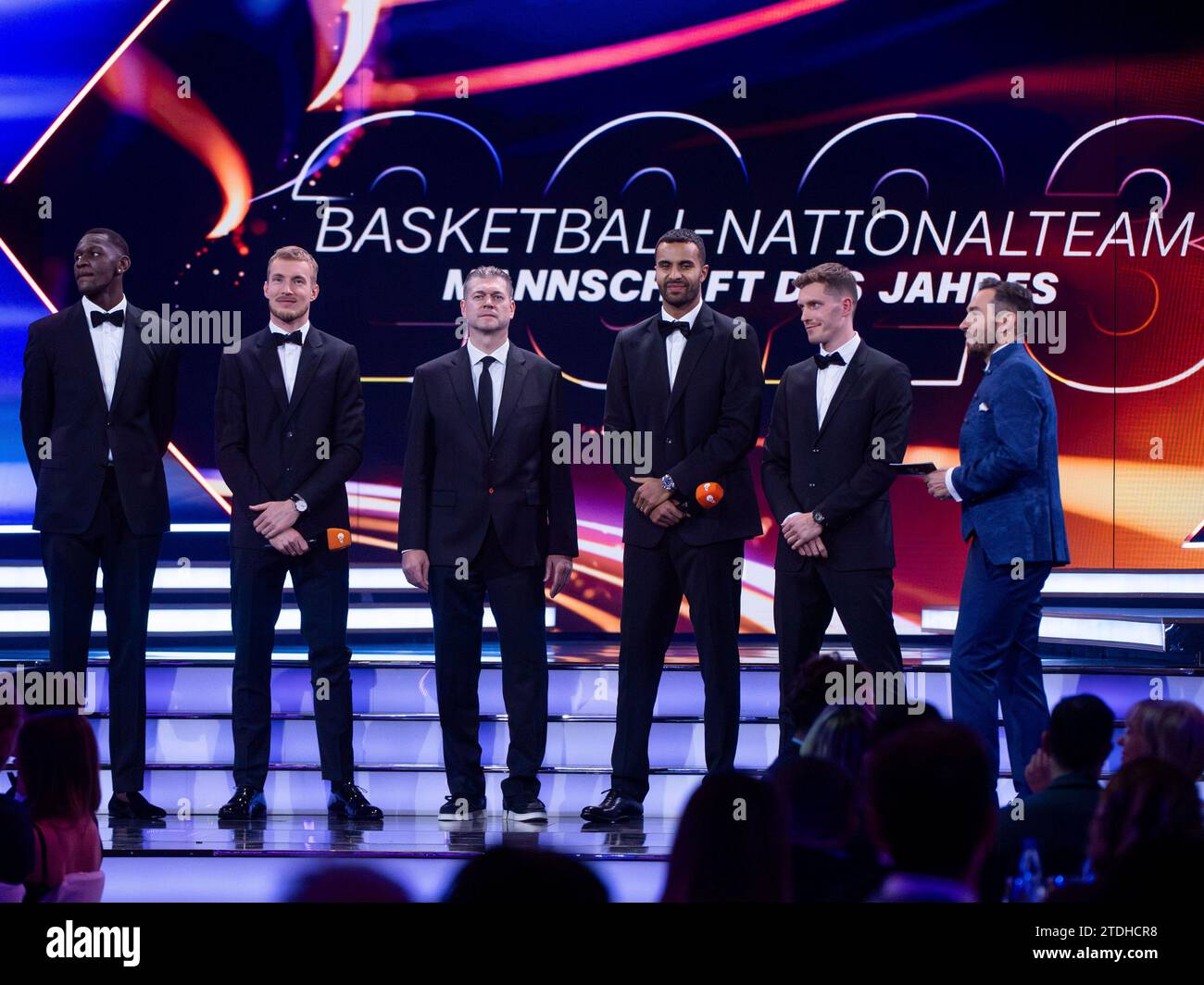 Basketball Nationalmannschaft Deutschland um Isaac Bonga, Niels Giffey (beide FC Bayern Muenchen ...