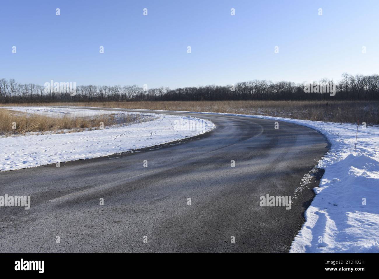 Road cleared of snow hi-res stock photography and images - Alamy