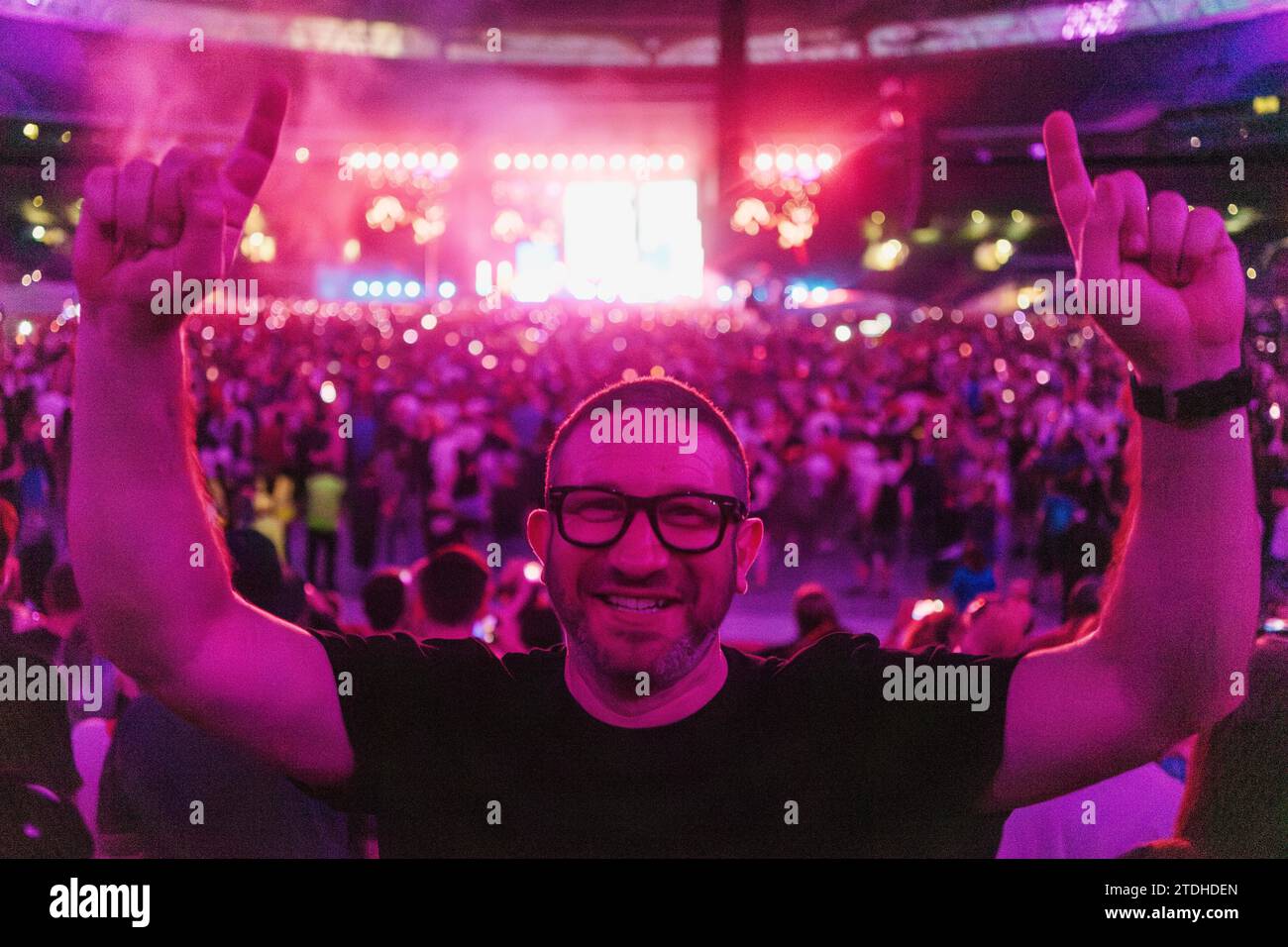 Wembley stadium crowd gig hi-res stock photography and images - Alamy