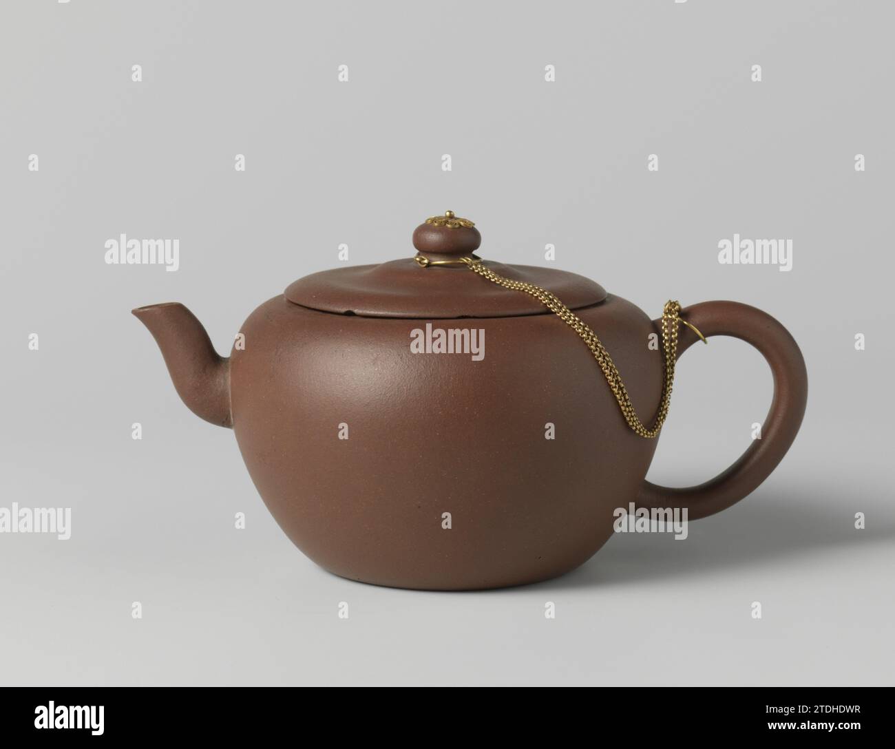 Teapot, anonymous, 1637 Teapot of red stoneware with gold frame. With egg-shaped, slightly ...