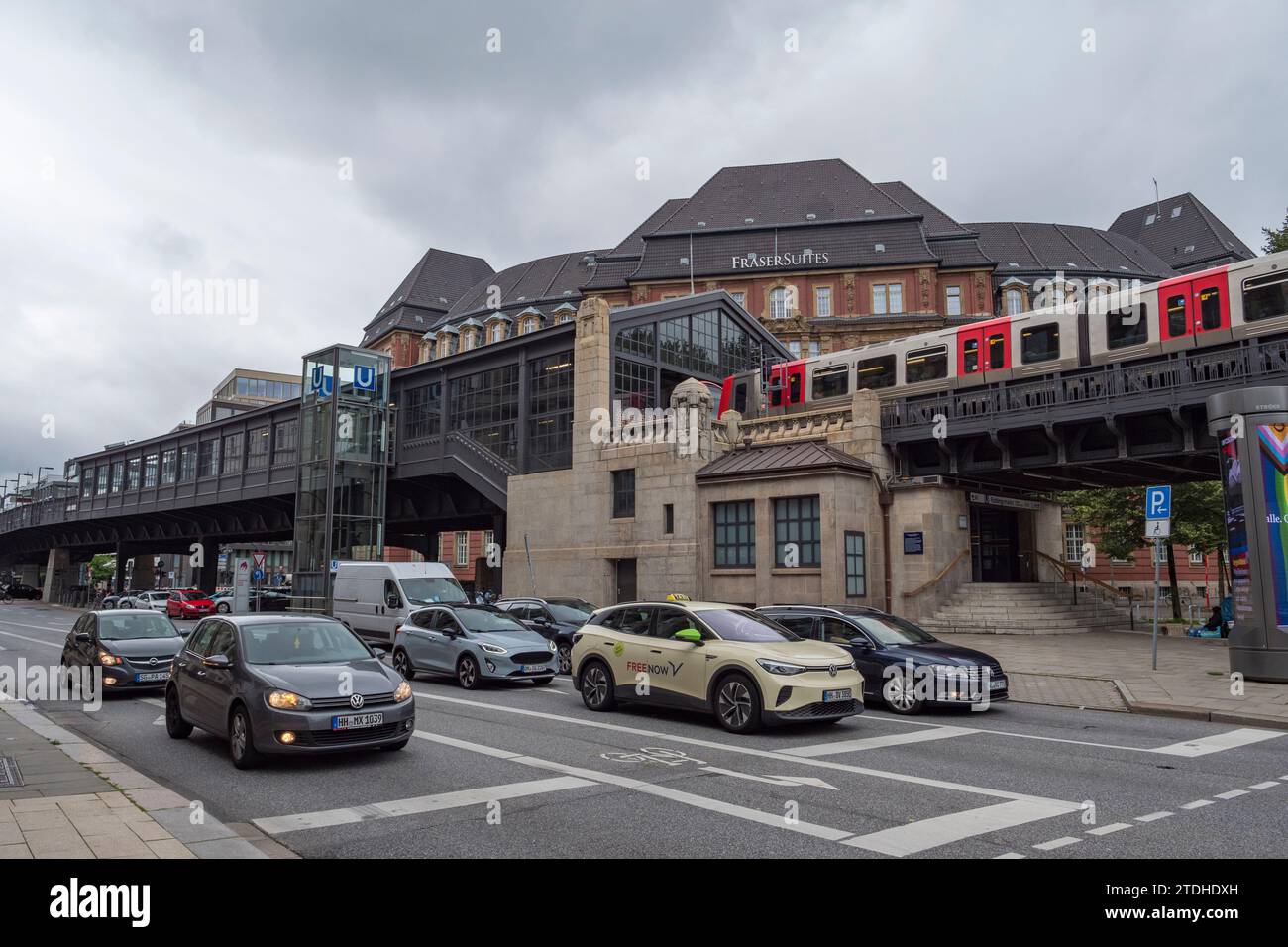 Elevated metro hi-res stock photography and images - Alamy