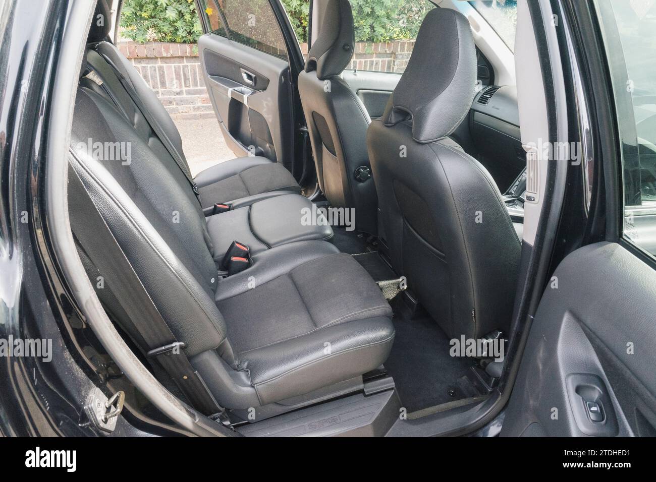 4x4 on a driveway hi-res stock photography and images - Alamy