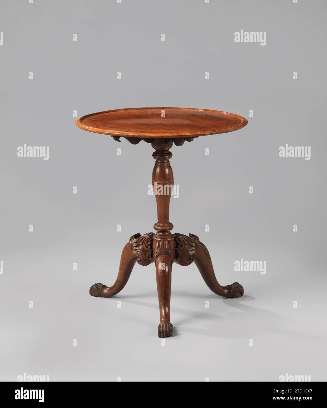 Table with all-round leaf on baluster-shaped trunk with three S-shaped ...