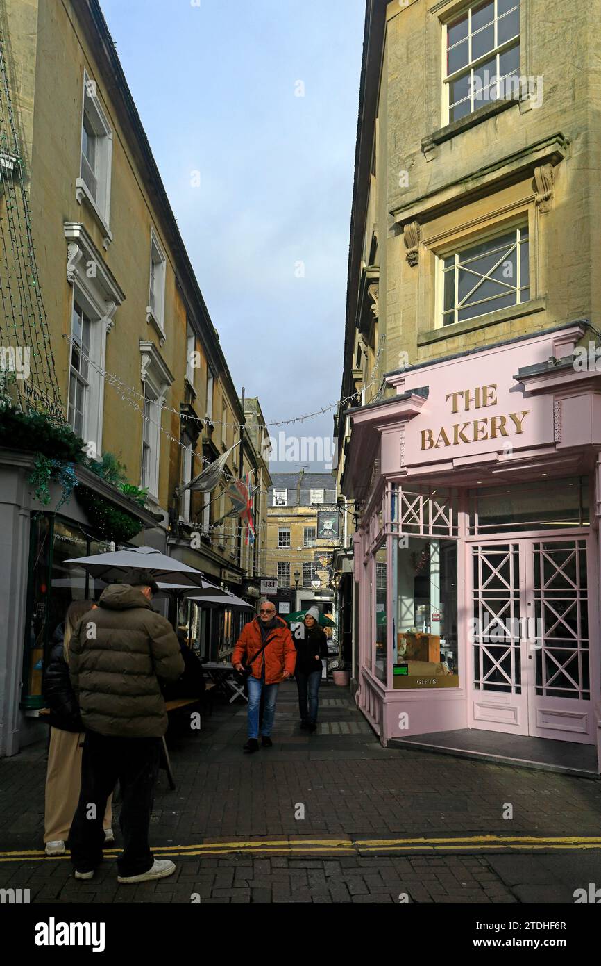 Alleyway / narrow passageway, Bath city centre, Christmas with shoppers ...
