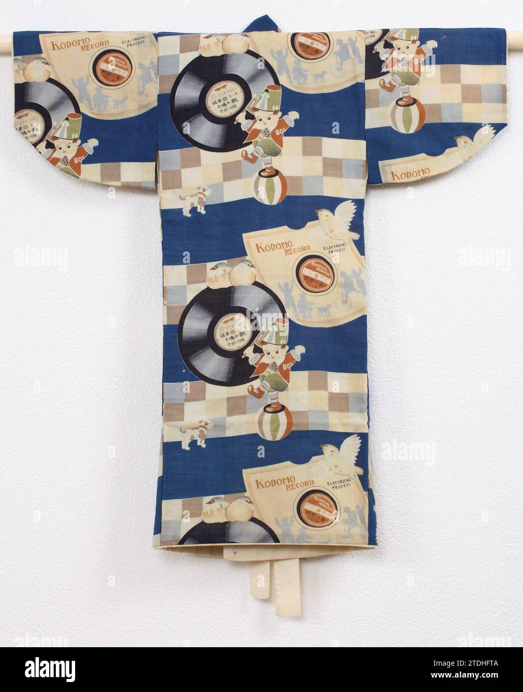 Boys miyamairi kimono with gramophone records, 1920 - 1940 Formal ...