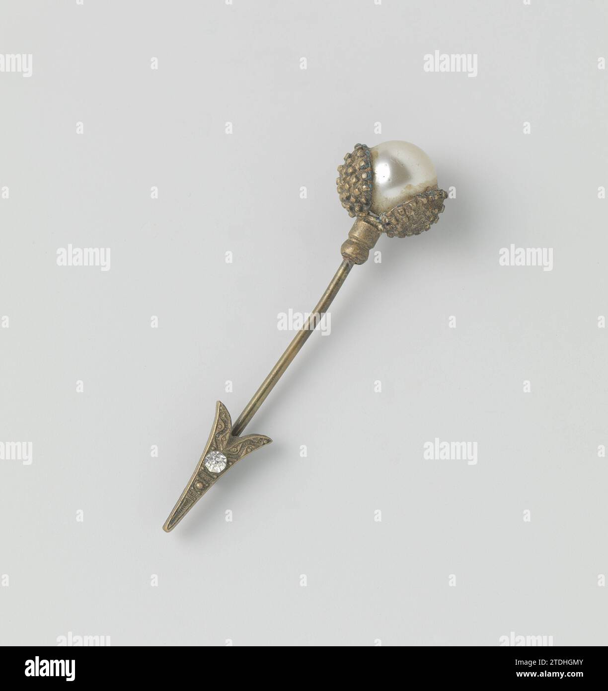 Hat pin with arrowhead and a knob of mother -of -pearl, anonymous, c ...