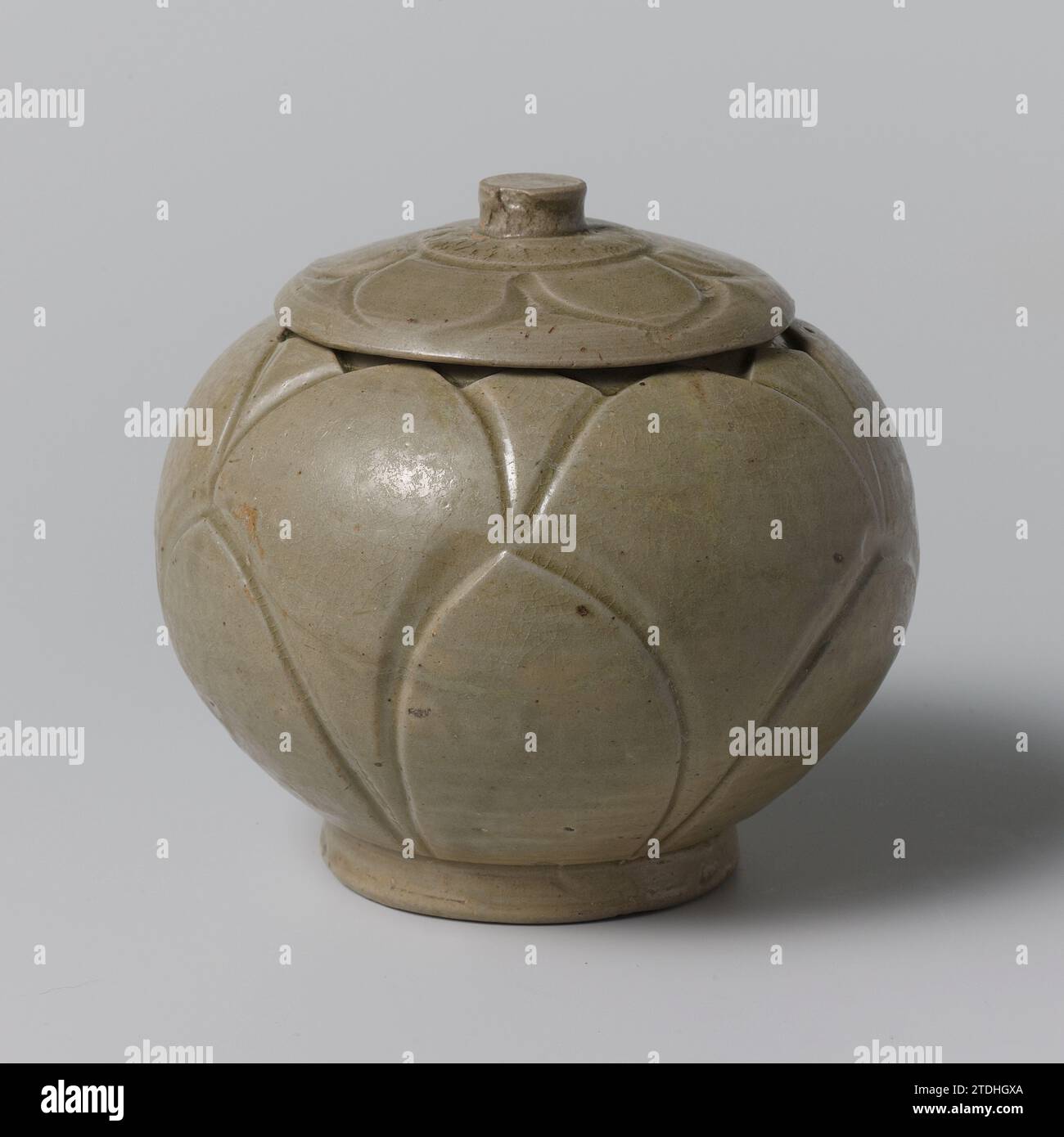 Covered jar with incised flowerpetals, anonymous, c. 900 - c. 999 ...