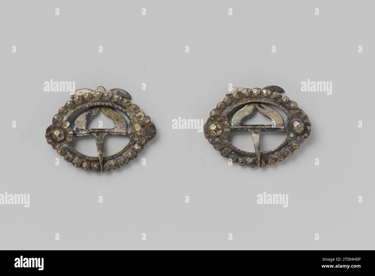 Silver buckle, oval -shaped with two flowers in relief in the corners ...