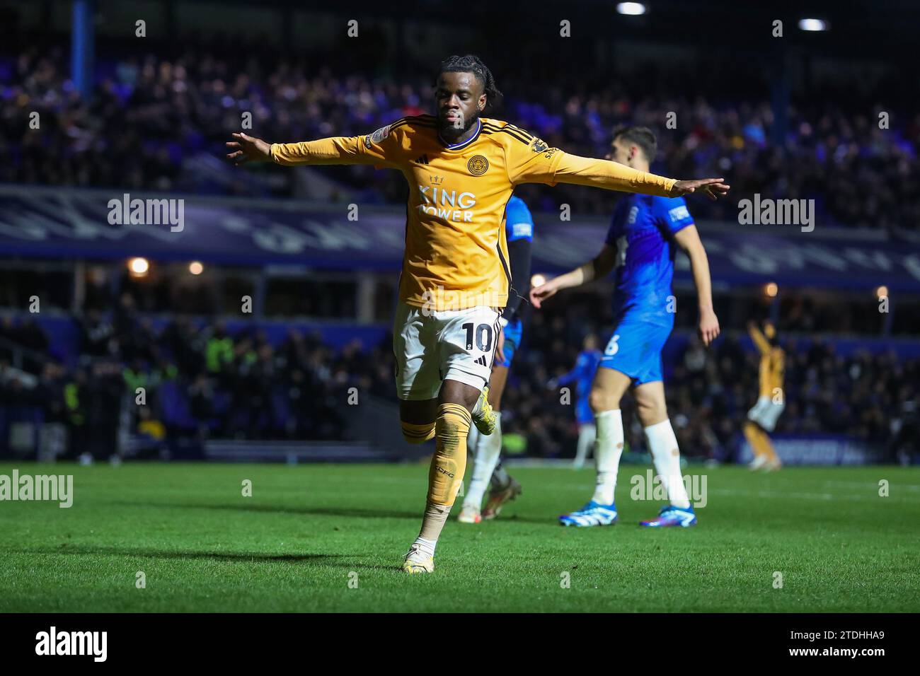 Stephy Mavididi #10 of Leicester City celebrates his goal to make it 1 ...