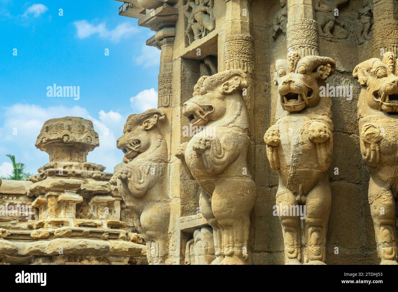 Kailasanathar temple ancient idol statues decoration, Kanchipuram ...
