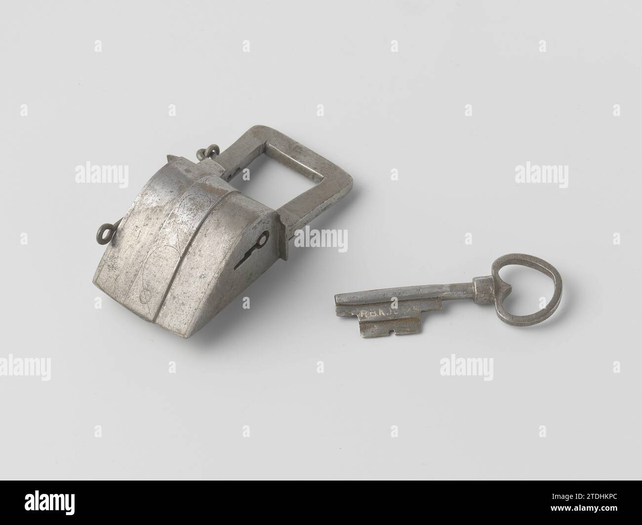 Handlot with key, anonymous, 1600 - 1699 A padlock with vaulted lock ...